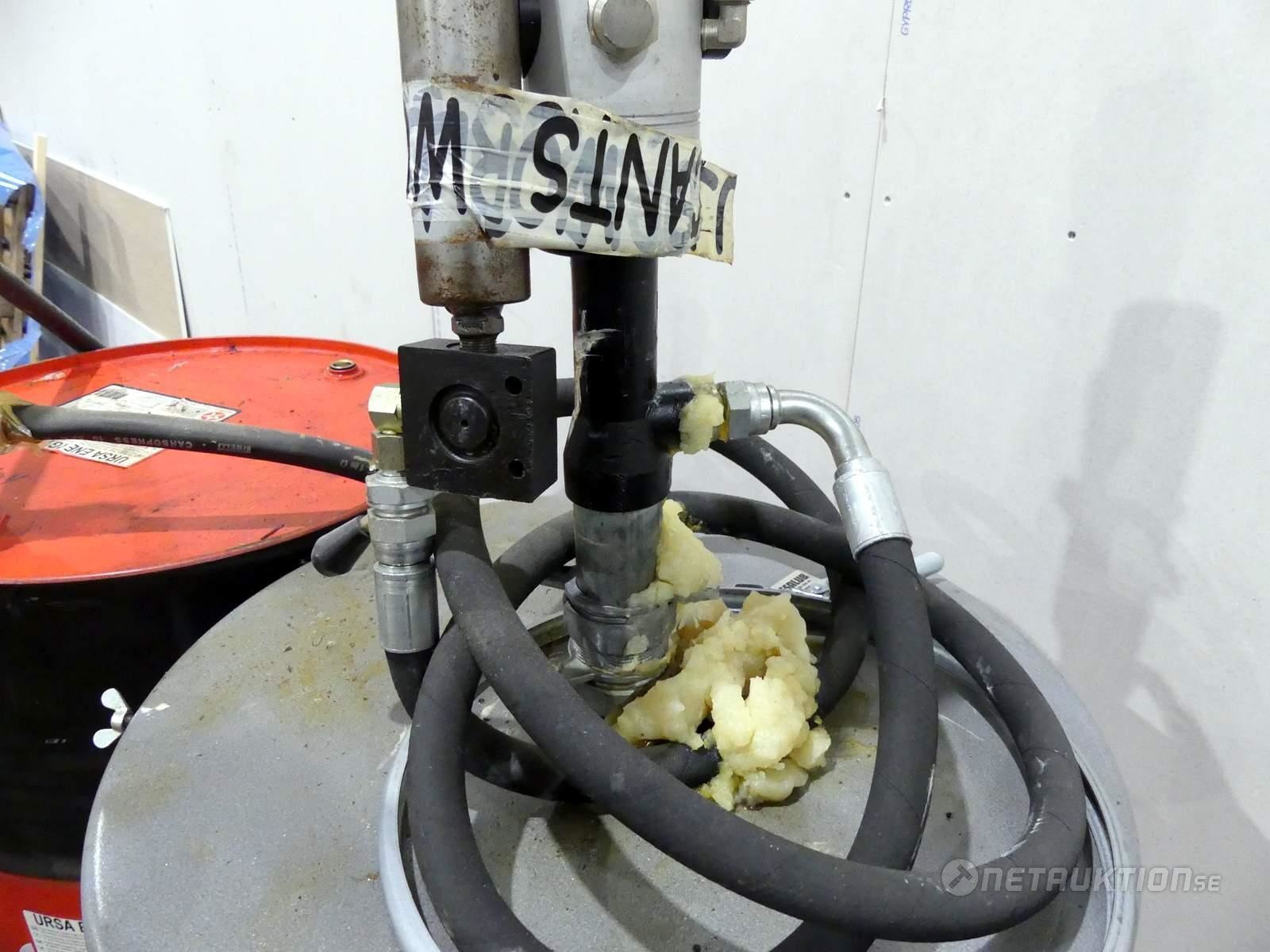 Netauktion - Pneumatisk fatpump och fat (2)
