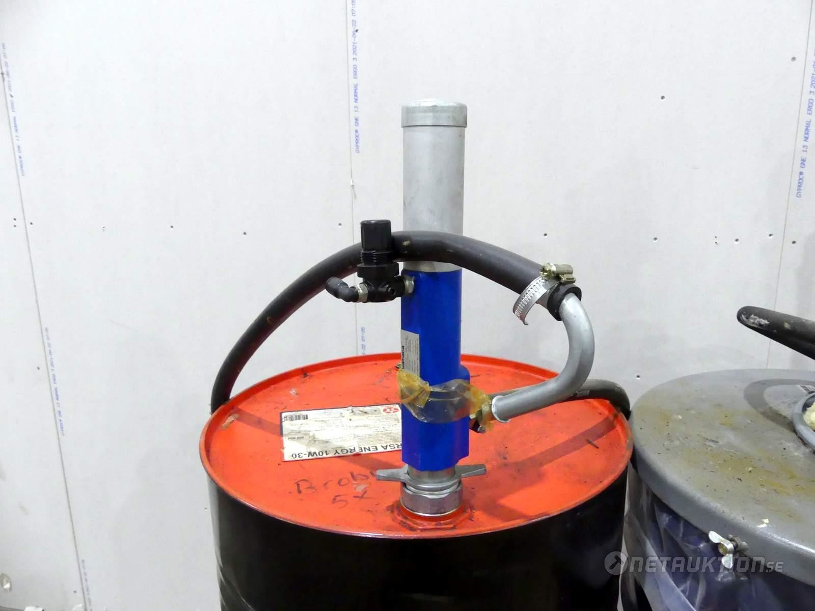 Netauktion - Pneumatisk fatpump och fat (3)