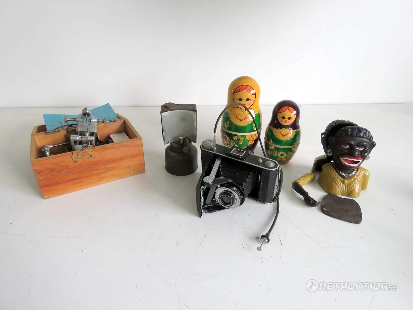 Netauktion - Kuriosa bl.a carbidlampa, babuska
