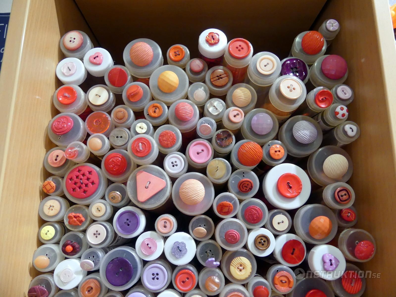 Netauktion - Hylla med knappar