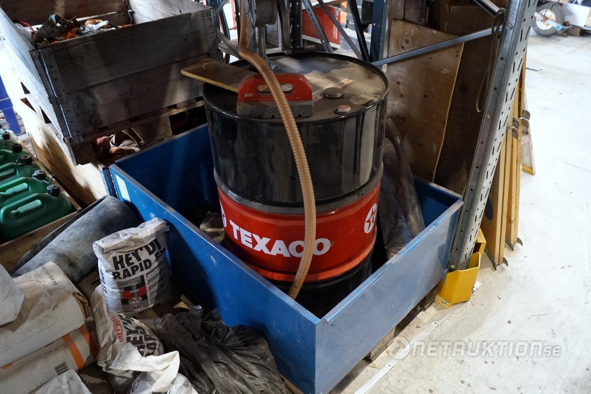 Netauktion - Spillkärl & fat med hydraulolja Hydra 46