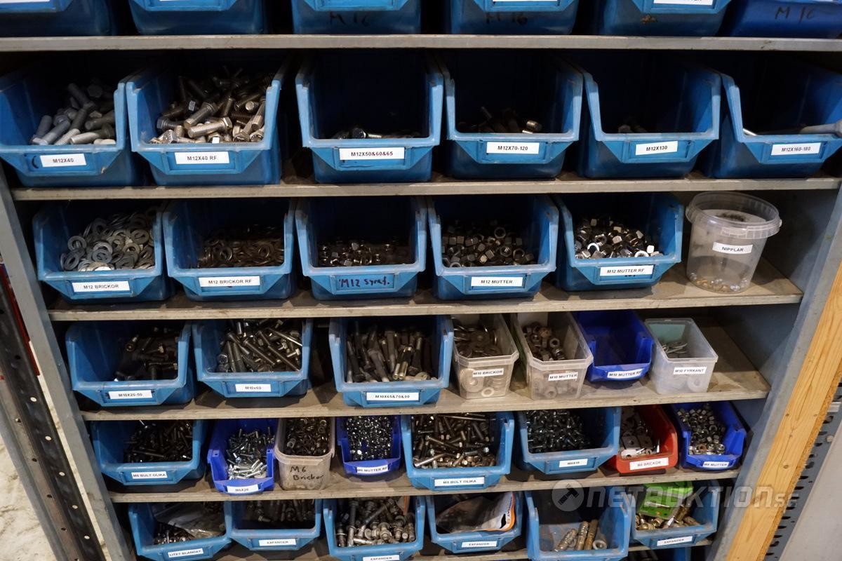 Netauktion - Lagerhylla med bult och muttrar