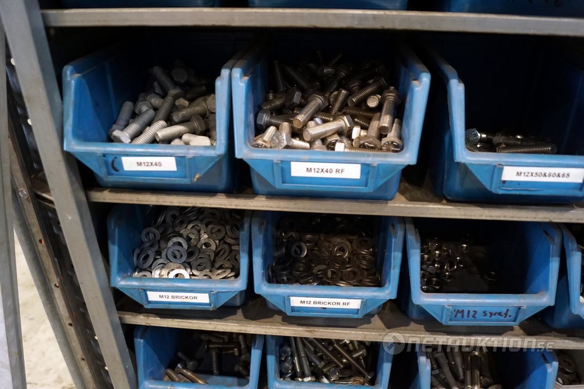 Netauktion - Lagerhylla med bult och muttrar