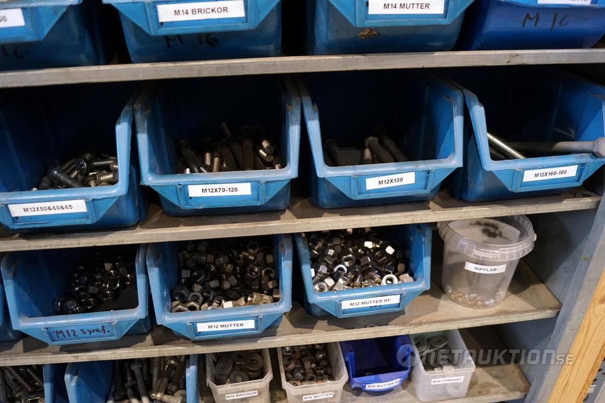 Netauktion - Lagerhylla med bult och muttrar
