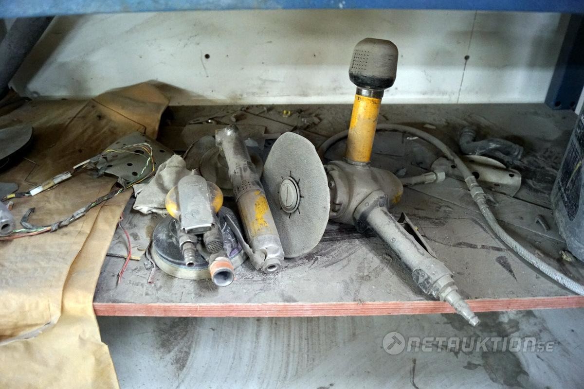 Netauktion - Verktygsbänk & tavla med innehåll