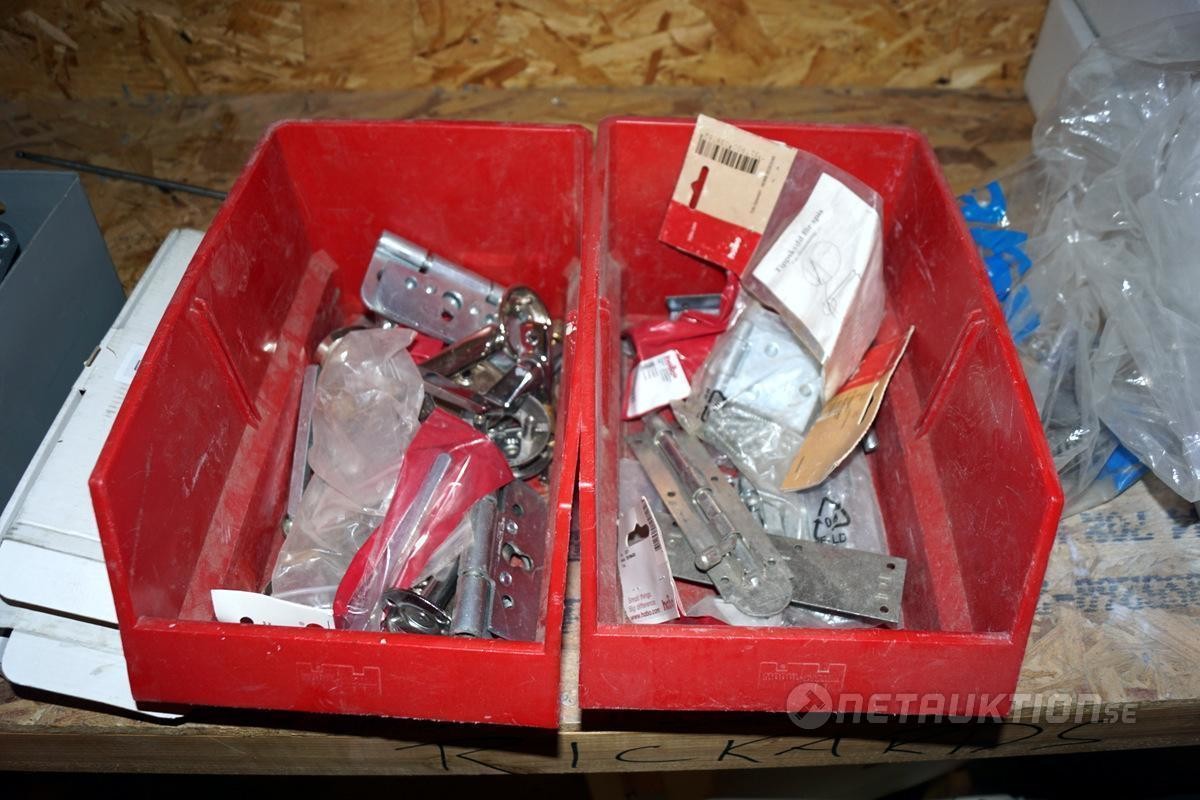 Netauktion - Låskistor, byglar mm