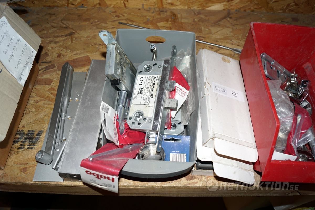 Netauktion - Låskistor, byglar mm