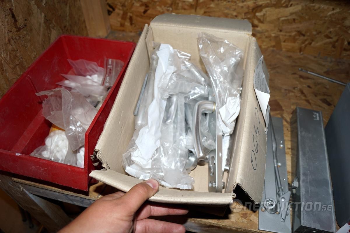 Netauktion - Låskistor, byglar mm