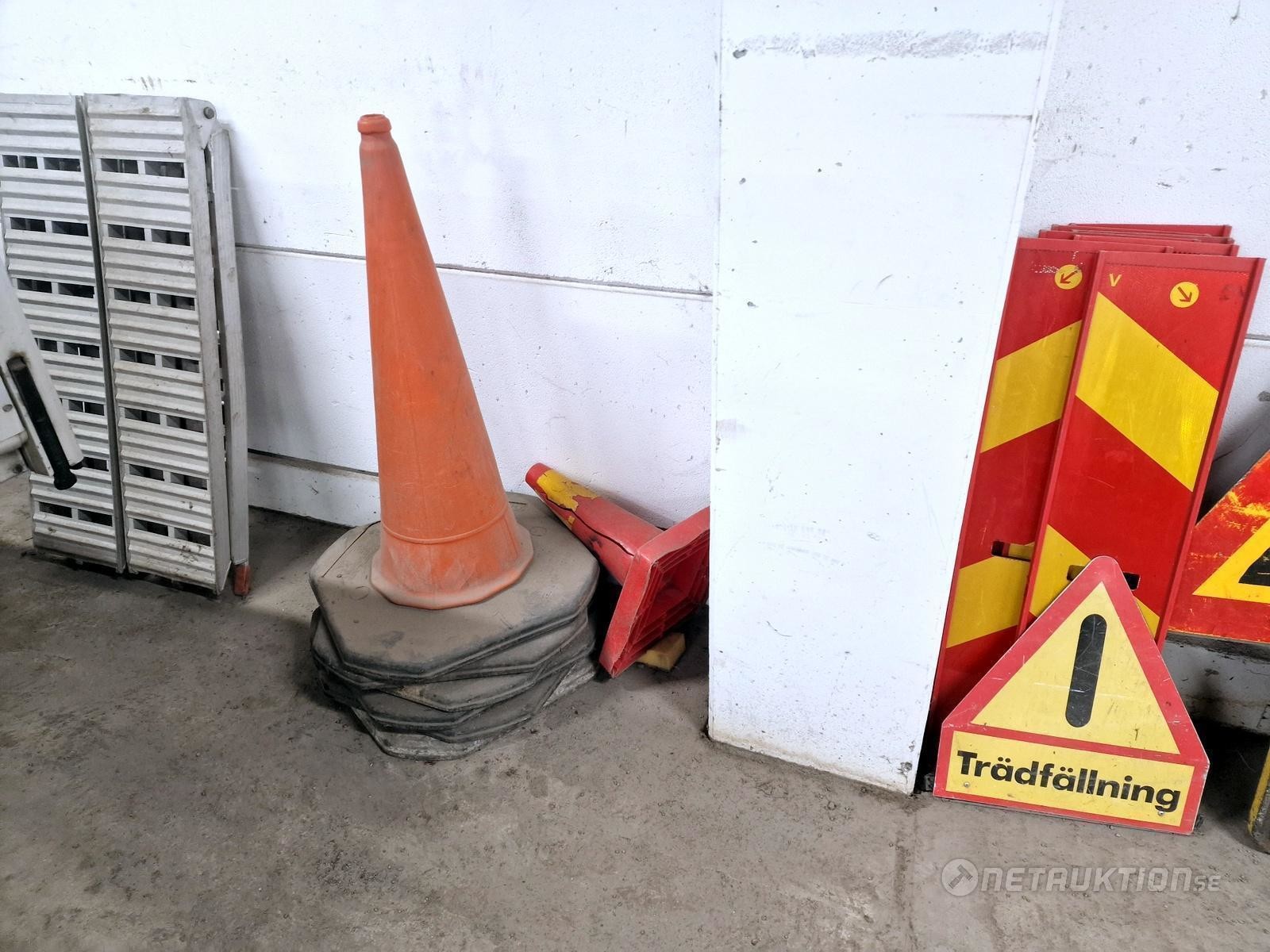Netauktion - Koner & vägskyltar