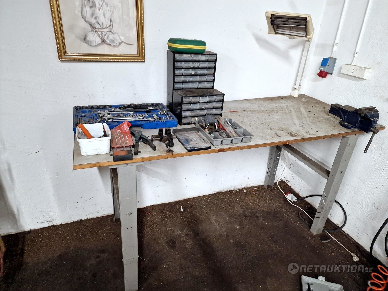 Netauktion - Verkstadsbord & tavla med innehåll