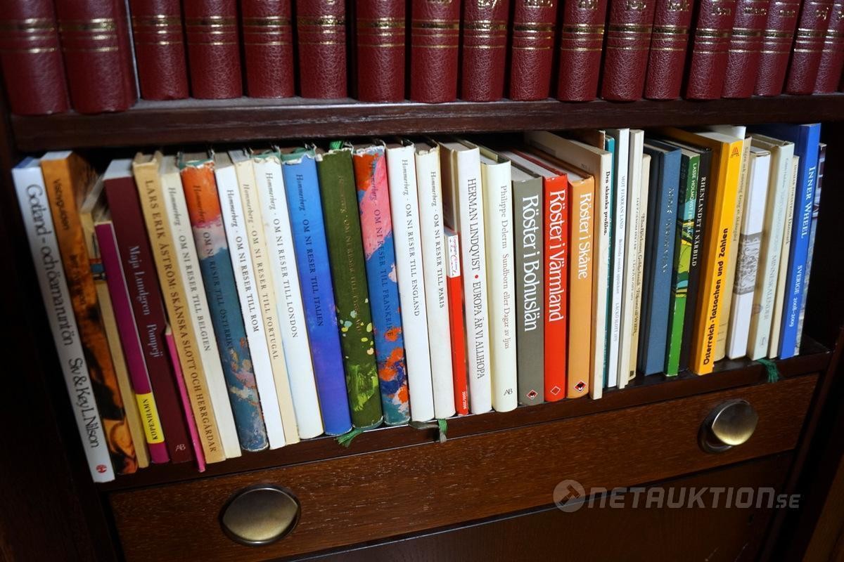 Netauktion - Bokhyllor med böcker