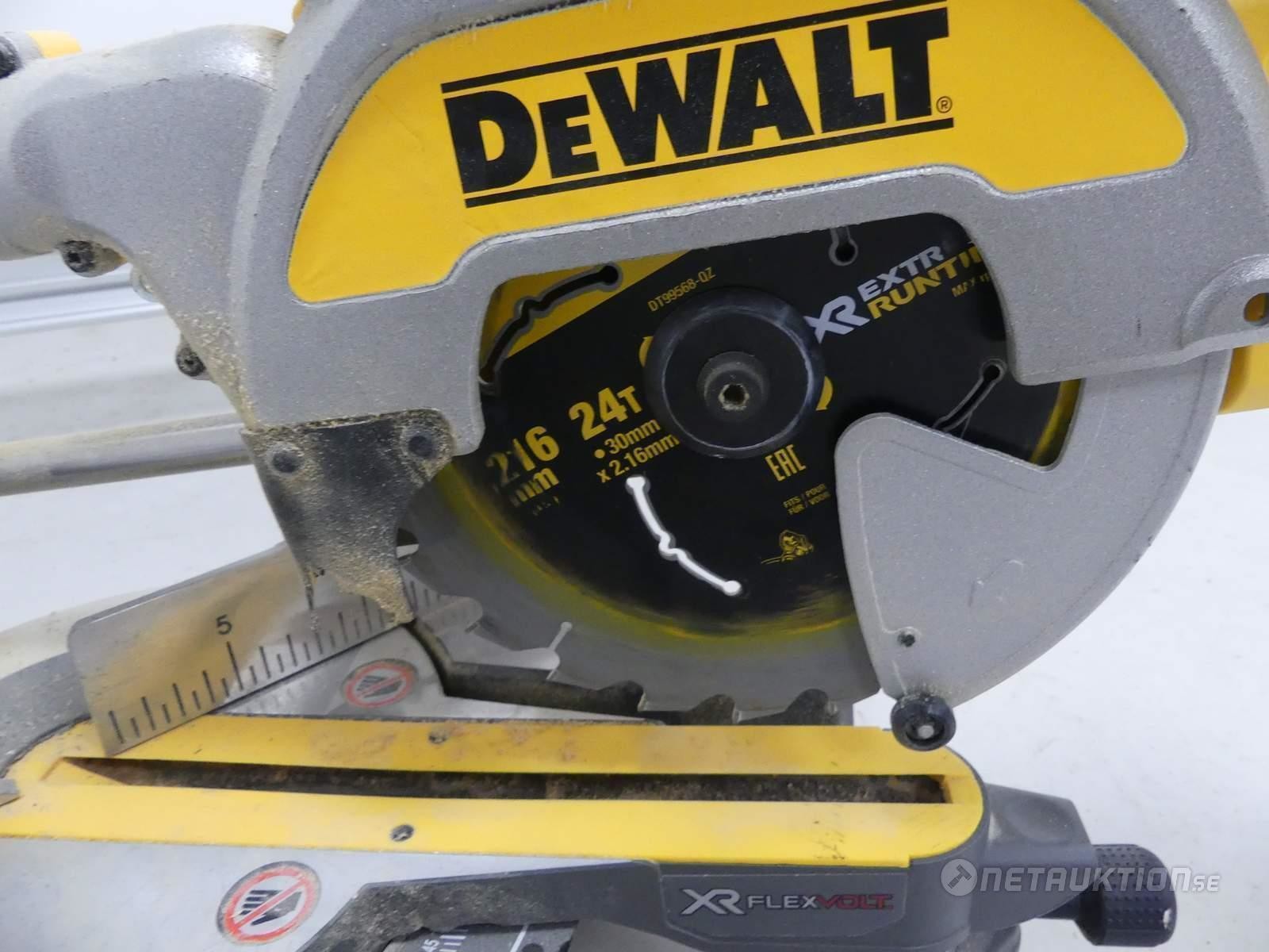 Netauktion - Kap- & Gersåg, Dewalt DCS777 med stativ