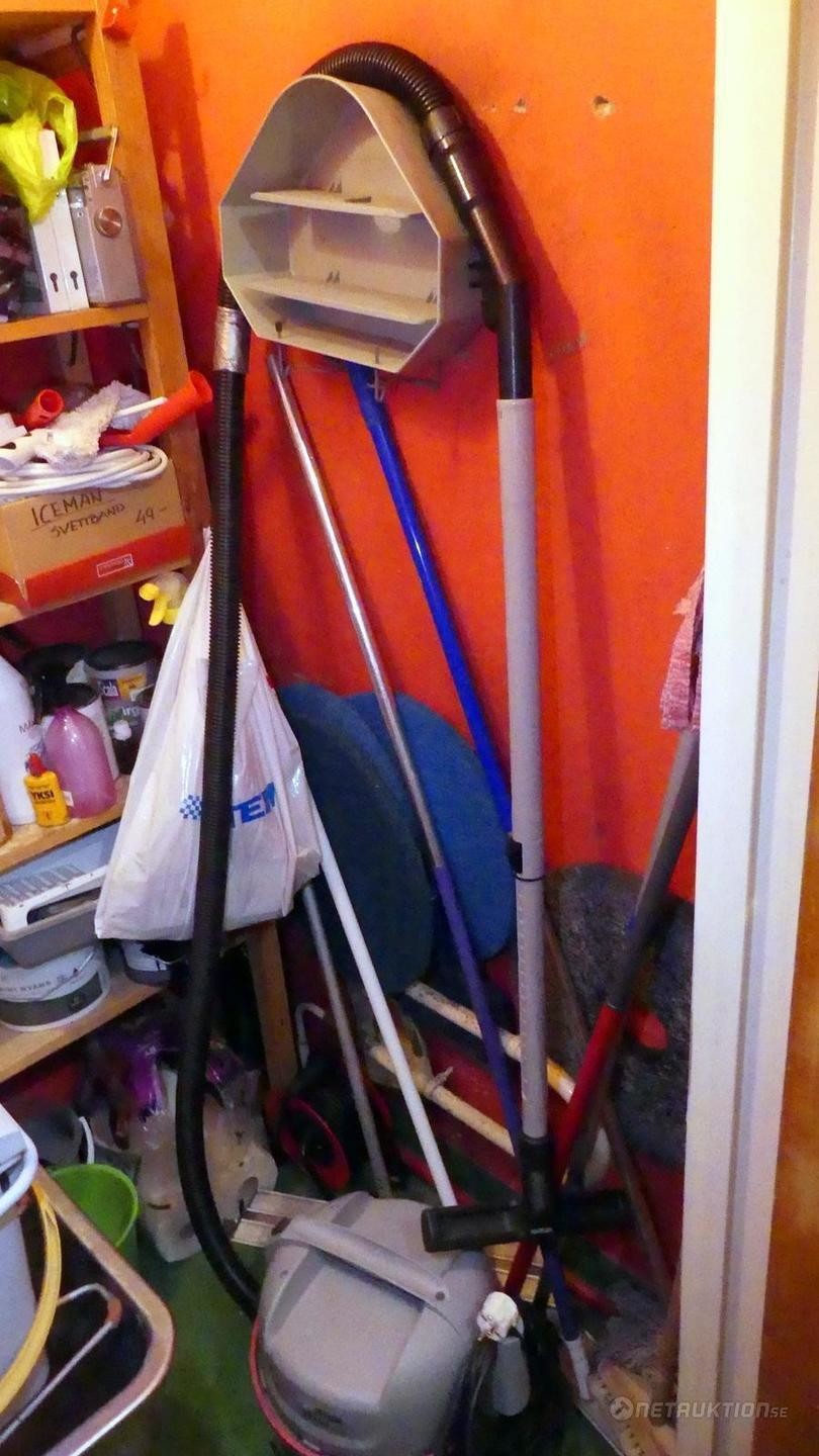Netauktion - Dammsugare + hylla