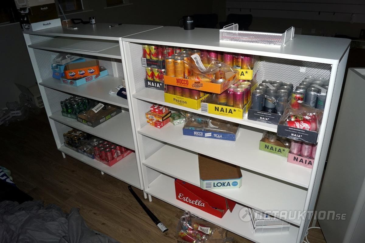 Netauktion - Skrivbord, stol & hyllor