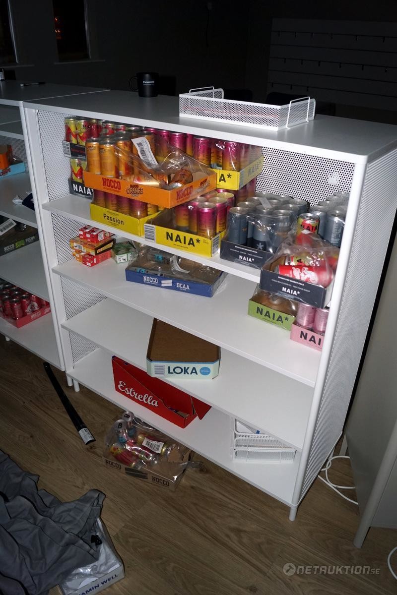 Netauktion - Skrivbord, stol & hyllor