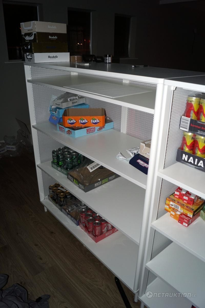 Netauktion - Skrivbord, stol & hyllor