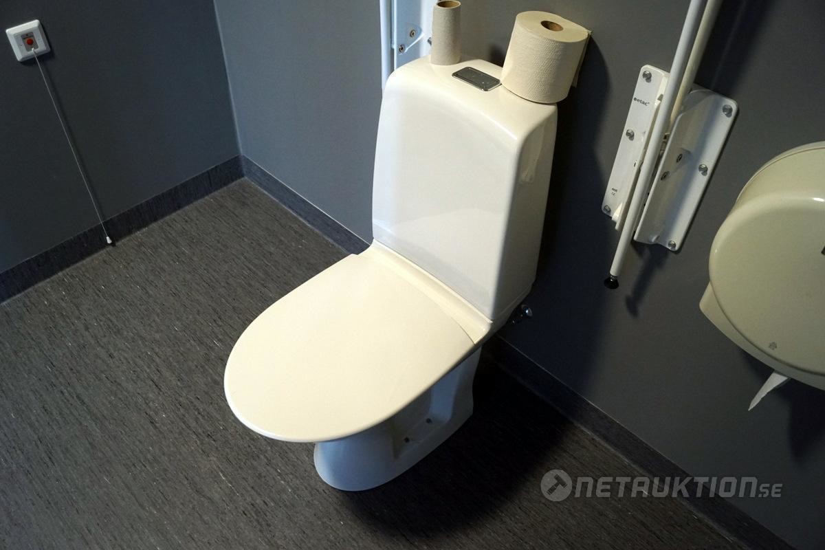 Netauktion - Dörr, handfat & VC-stol för handikappsanpass