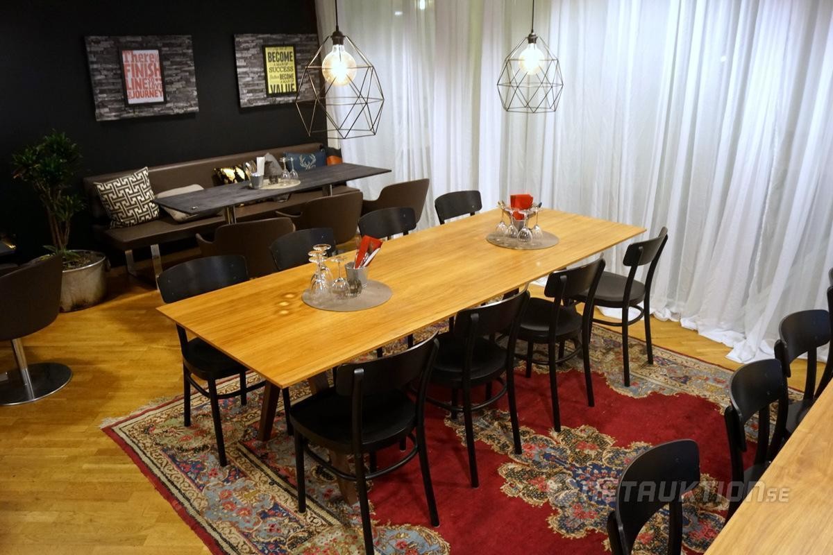 Netauktion - Bord för 8 personer med stolar (2)