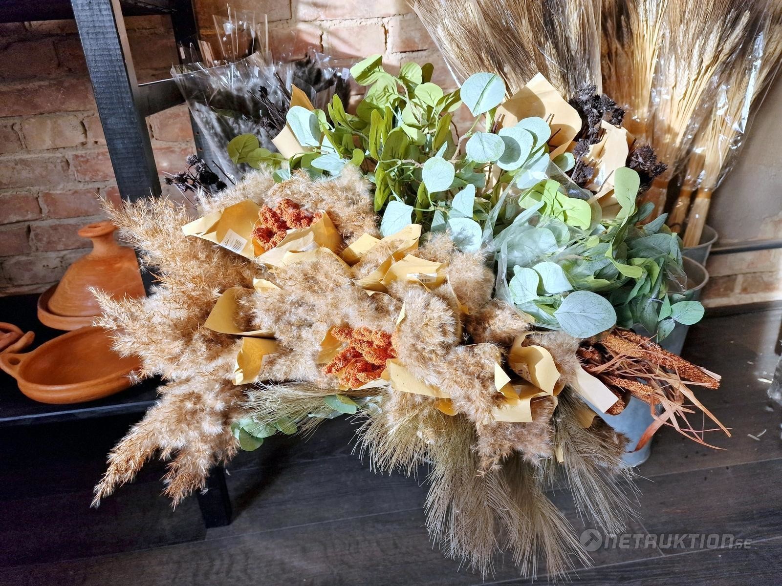 Netauktion - Torkade blommor m.m. i hinkar