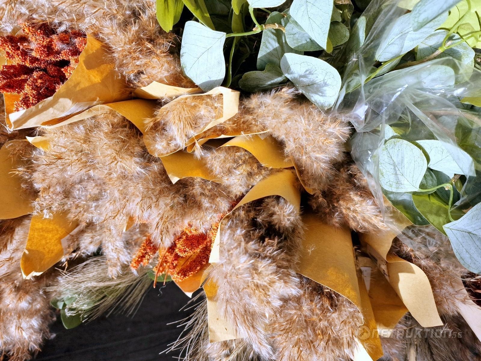 Netauktion - Torkade blommor m.m. i hinkar