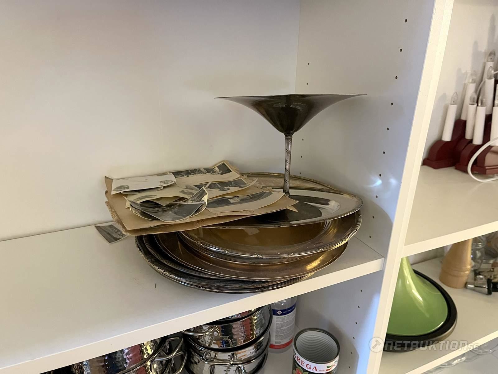 Netauktion - Innehåll hyllor