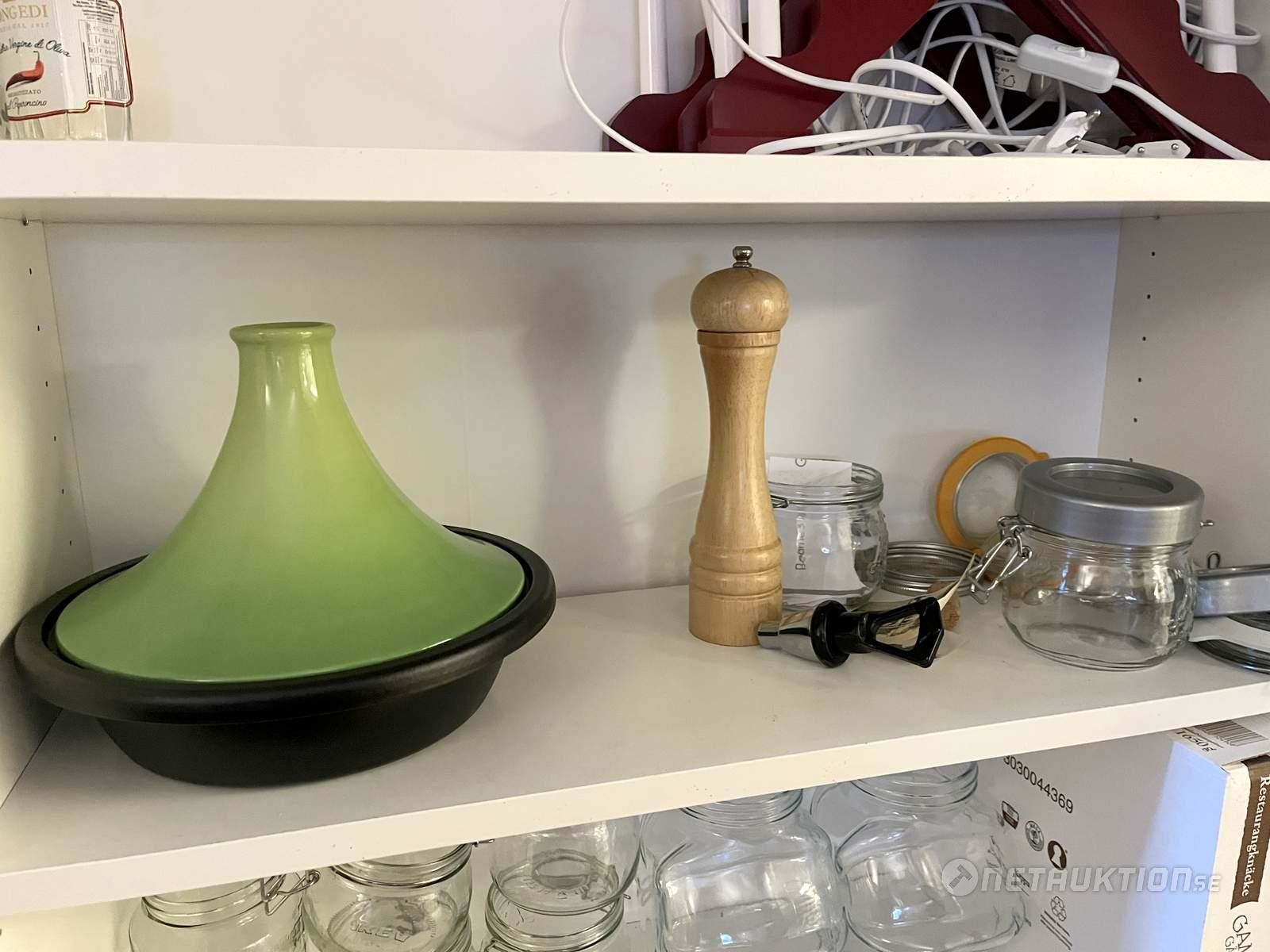 Netauktion - Innehåll hyllor