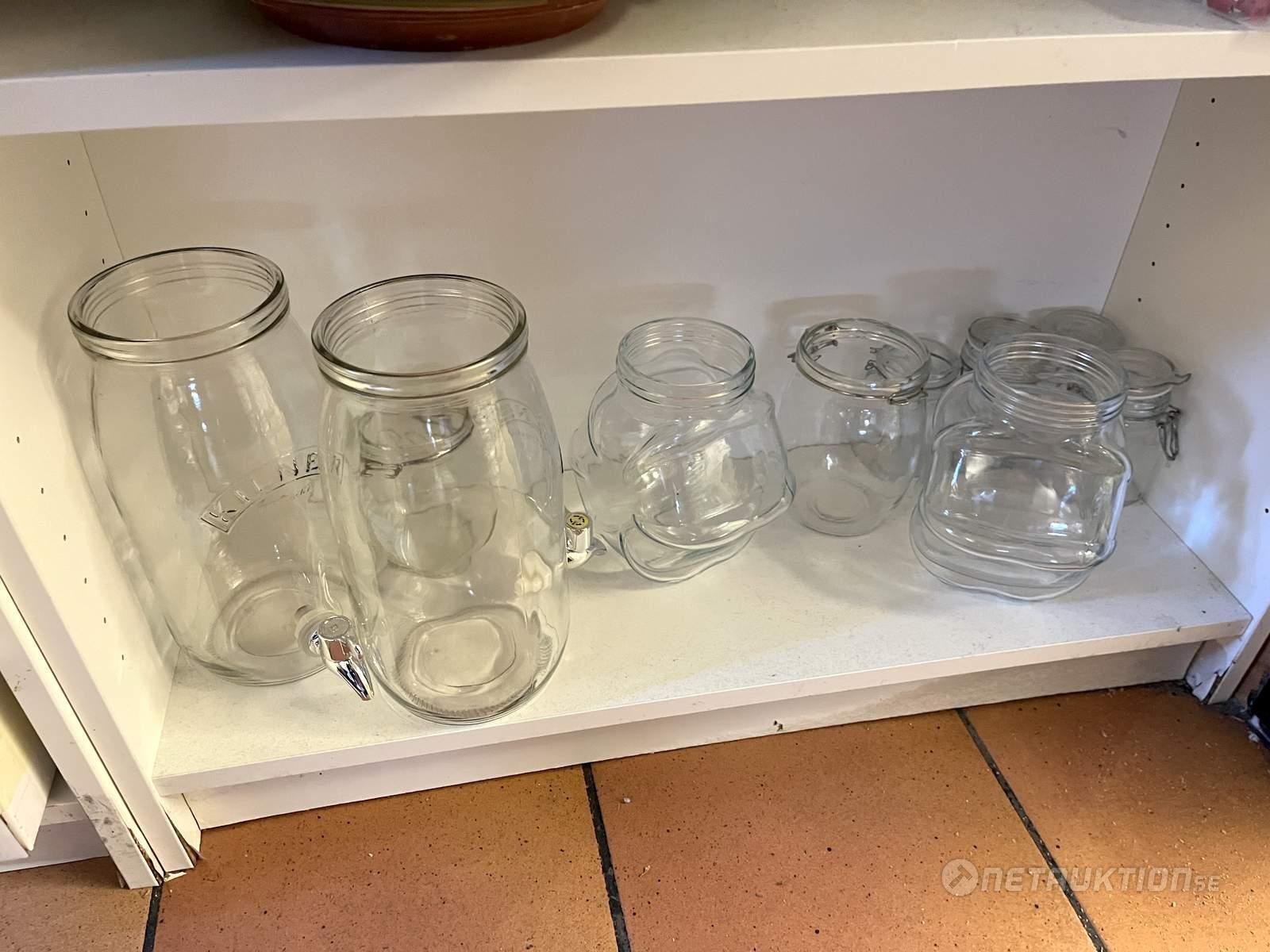 Netauktion - Innehåll hyllor