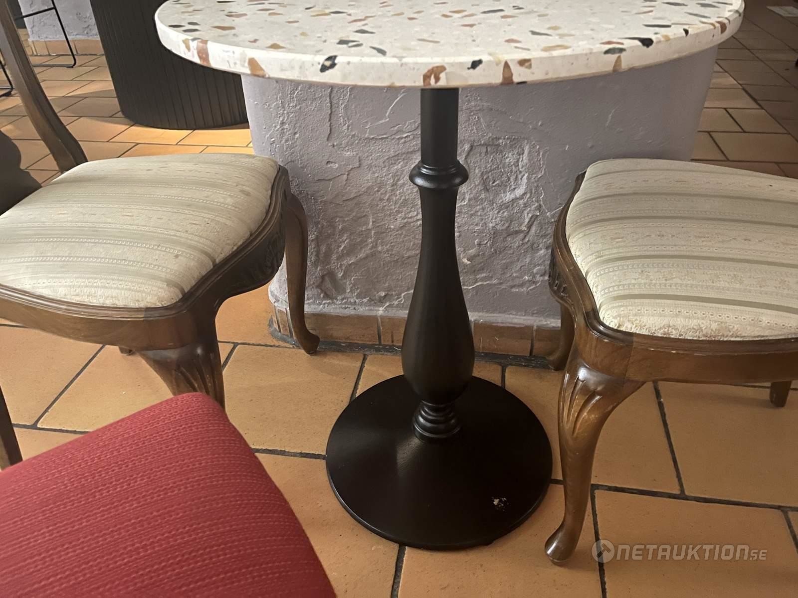 Netauktion - Bord rund + antika stolar