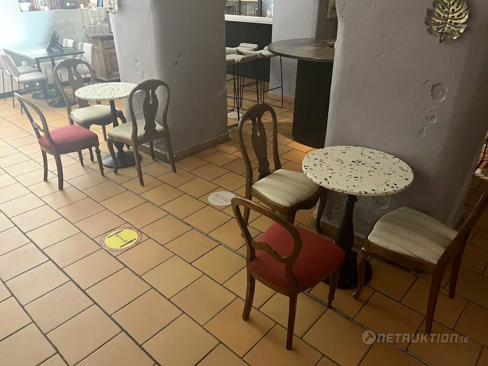 Netauktion - Bord rund + antika stolar