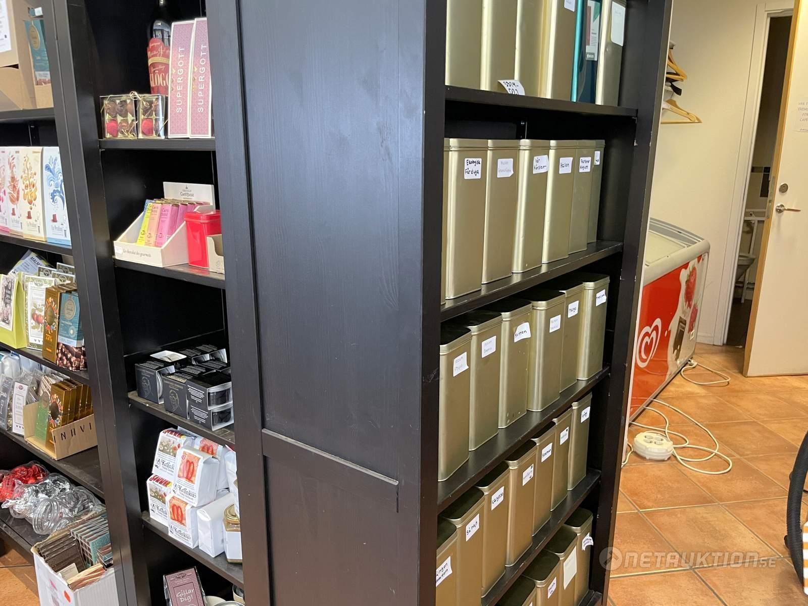 Netauktion - Hyllor i svart