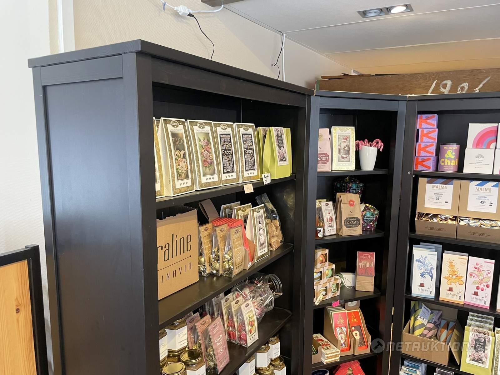 Netauktion - Hyllor i svart