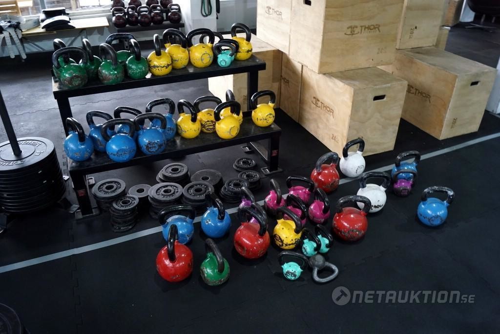 Netauktion - Kettlebells & ställning samt vikter