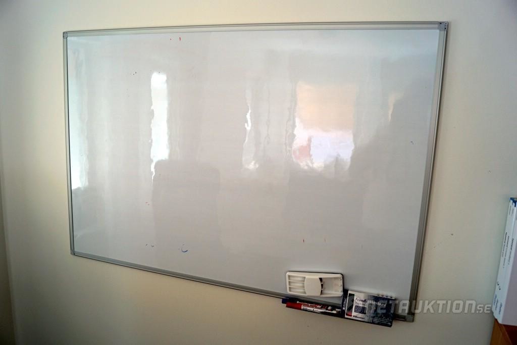 Netauktion - Elskrivbord, stol & whiteboard