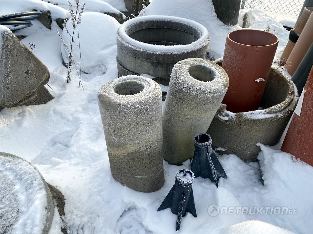 Netauktion - Betongbrunnar, stolpfundament & grisar