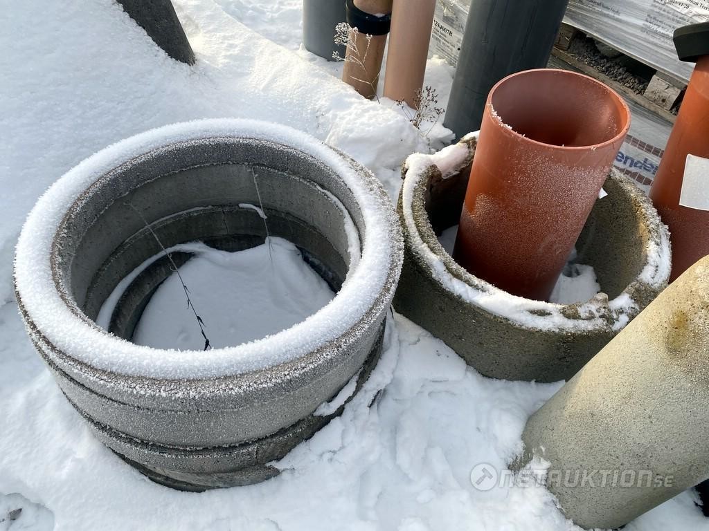 Netauktion - Betongbrunnar, stolpfundament & grisar