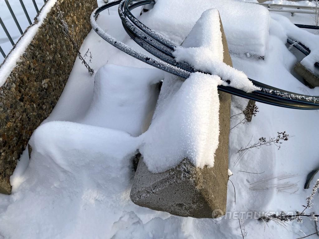 Netauktion - Betongbrunnar, stolpfundament & grisar