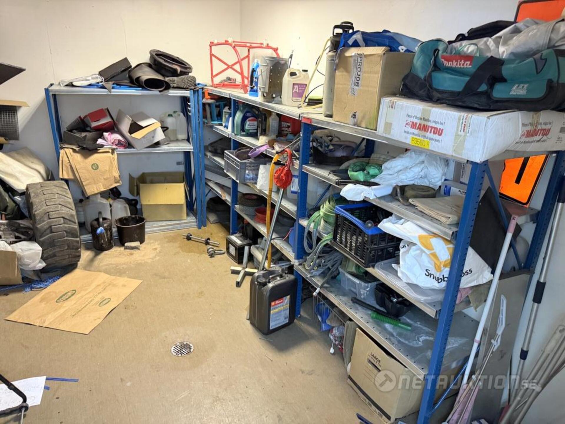 Netauktion - Lagerhyllor med innehåll