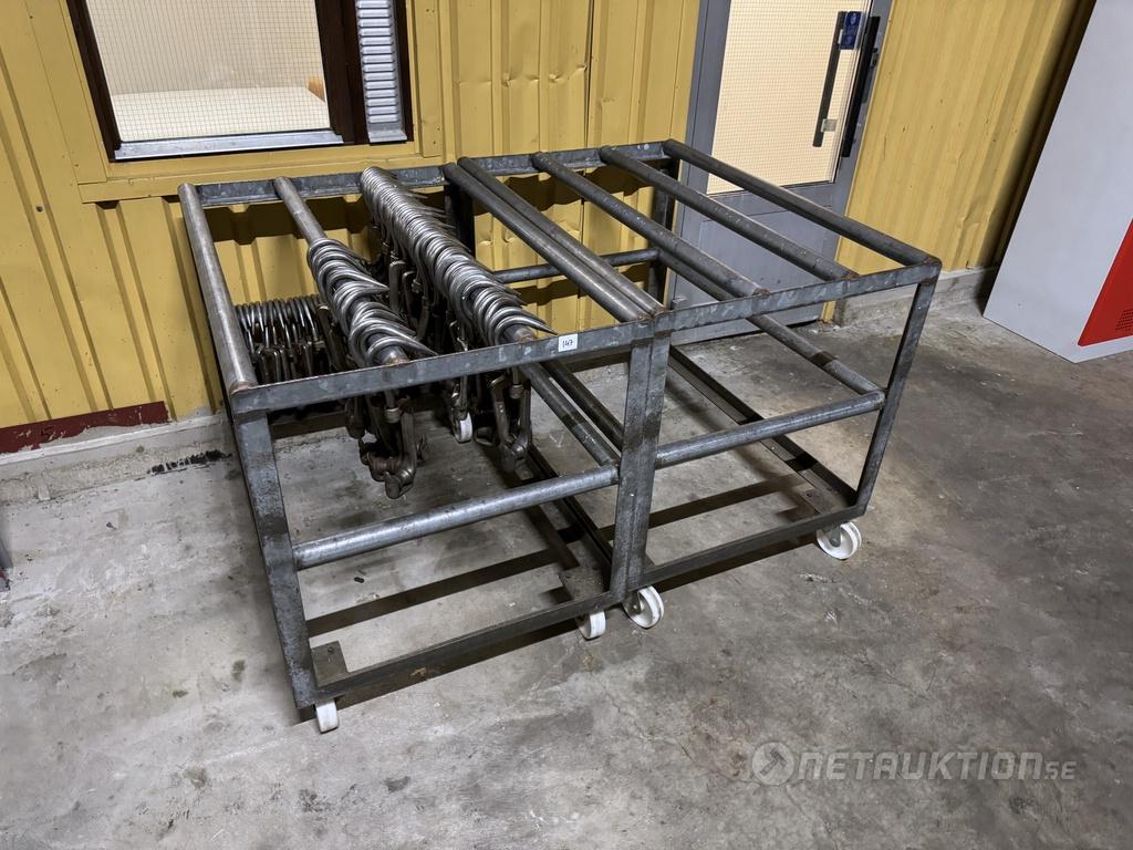 Netauktion - Vagnar med slaktkrokar (2)