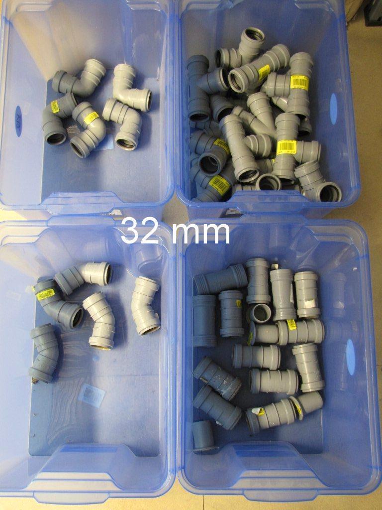 Netauktion - Stor mängd PVC-kopplingar mm