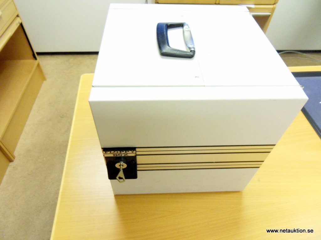 Netauktion - 2st Kassaskåp, Floppy box.