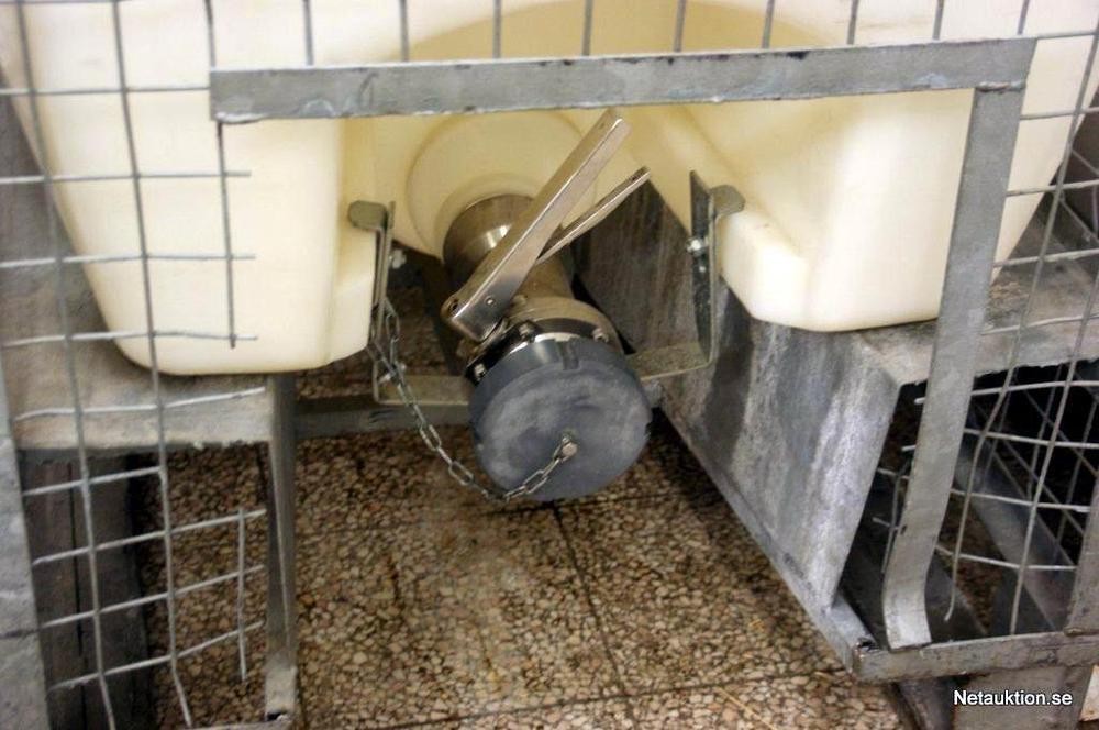 Netauktion - Till salu via auktion Plasttank